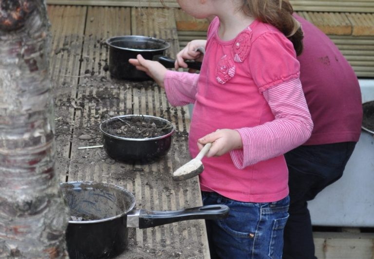 Why Mud Play Should Be Encouraged - Early Years Careers